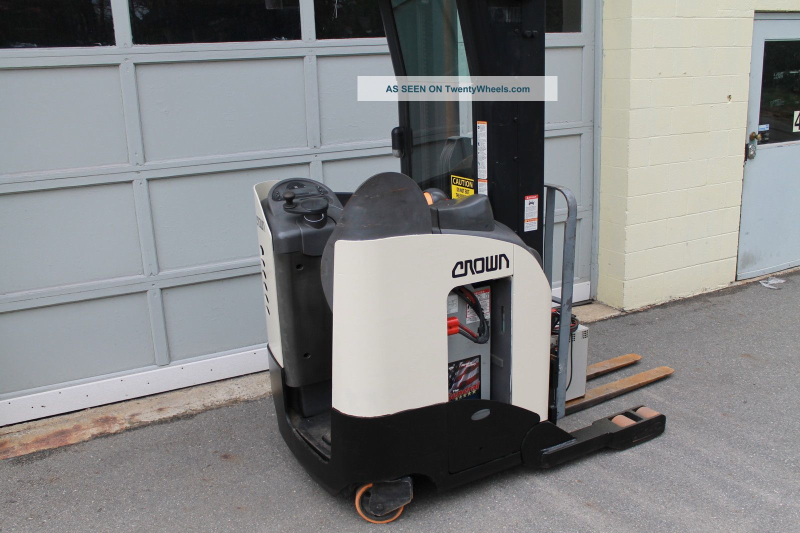 Crown Electric Stand Up Forklift 5200 Rr Series Reach Truck Fork Lift