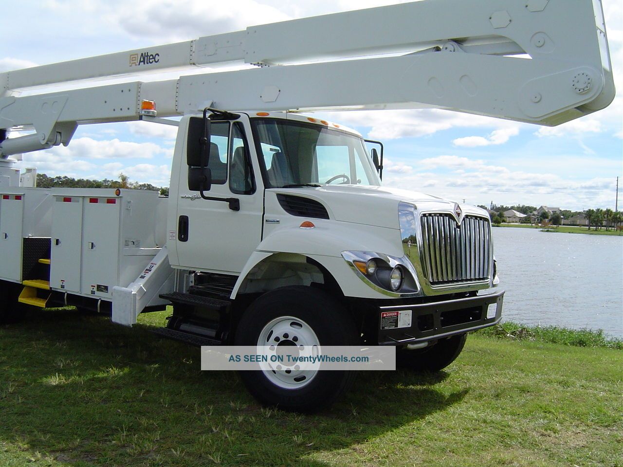2009 International 7400 Bucket Truck 82 Ft