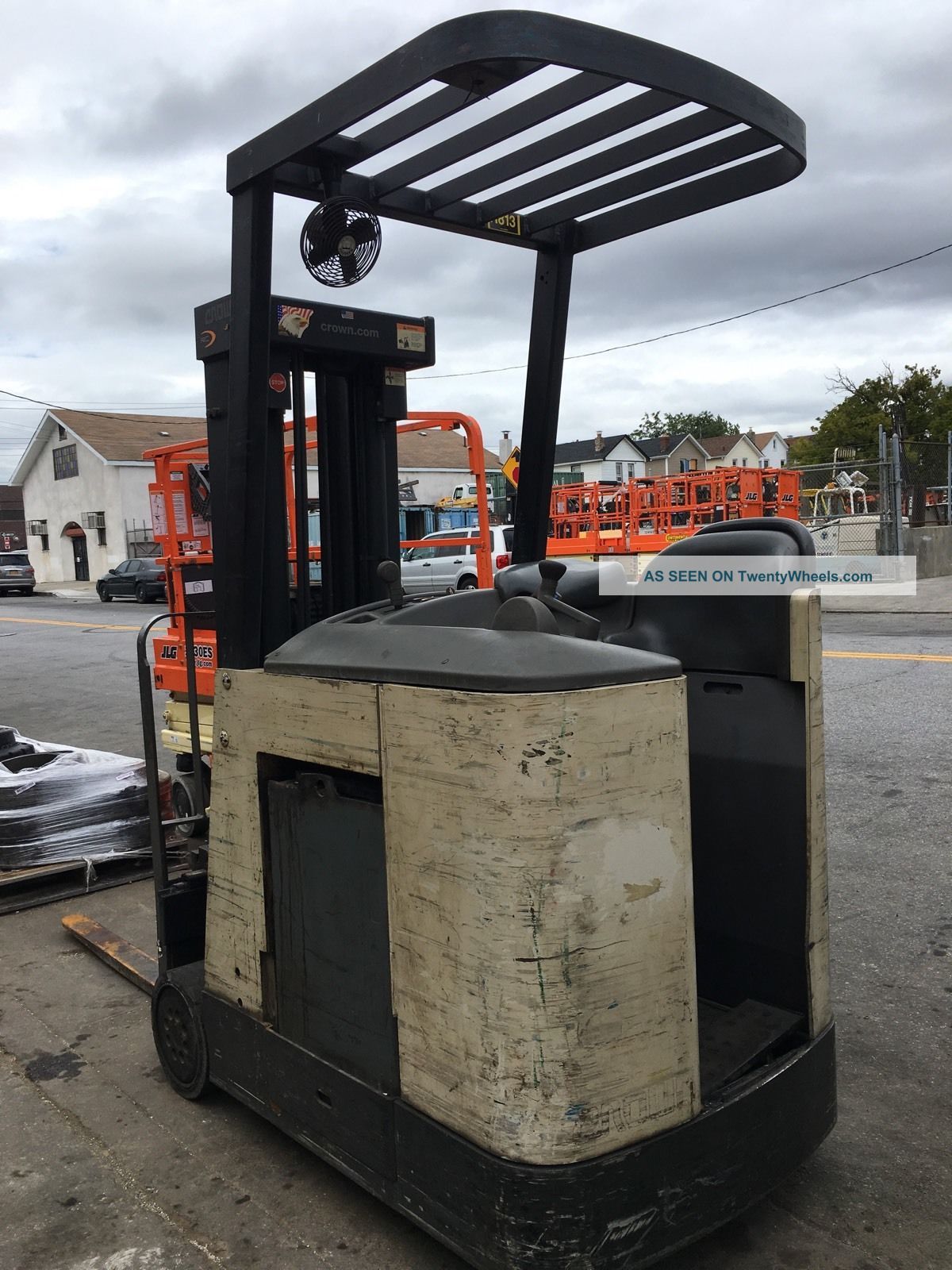 Crown Rc3020 30 Counterbalance 36 Volt Electric Stand Up Forklift 3